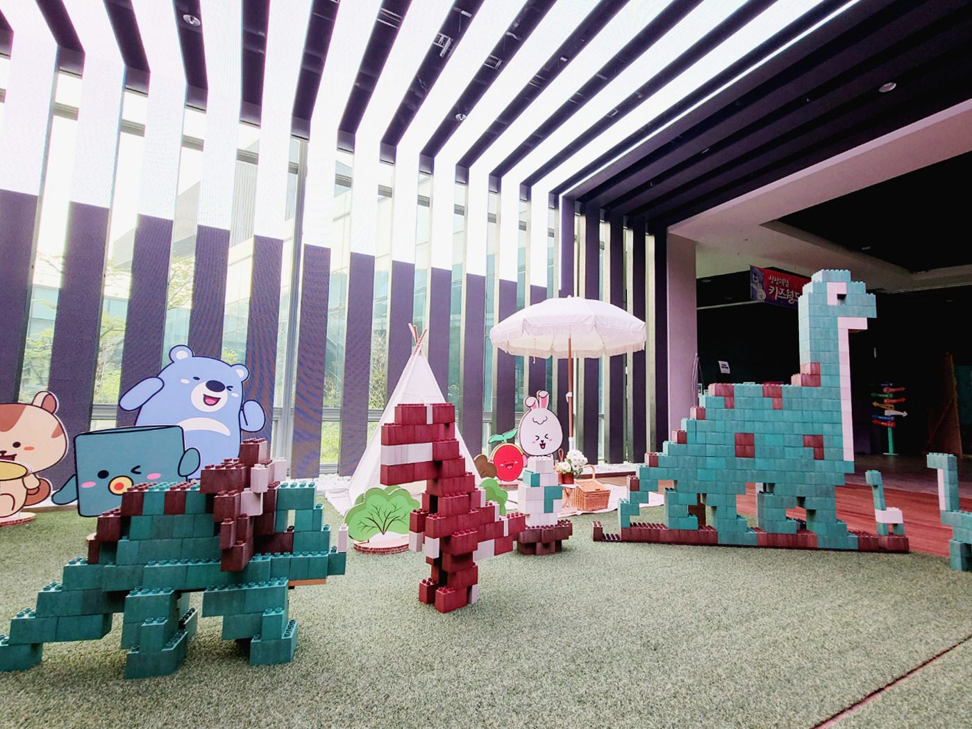 Carbon Storage and Arori created a dinosaur exhibition using RG Blocks ...